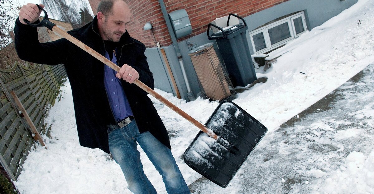 Hvordan fjerner du islag fra fortovet?