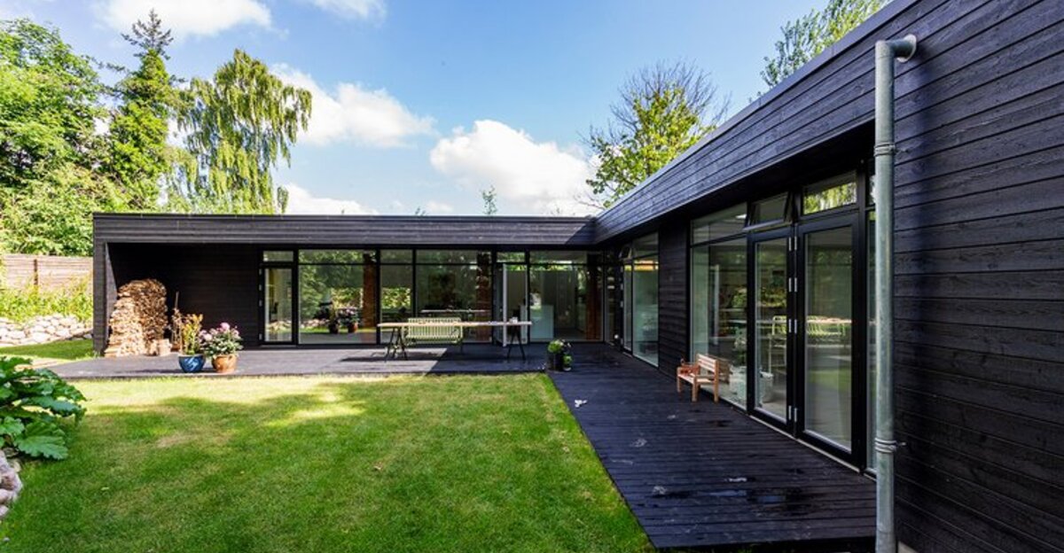 Arkitekttegnet hus med kæmpe entré